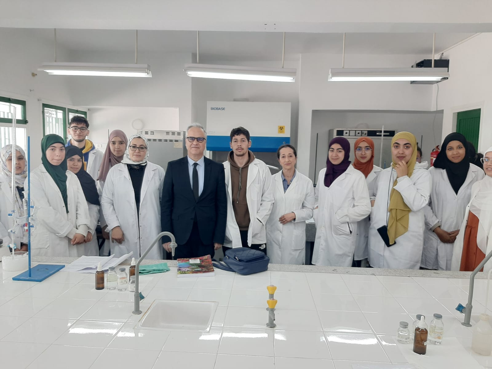 Visite du Doyen par intérim aux enseignants et aux étudiants de la ...